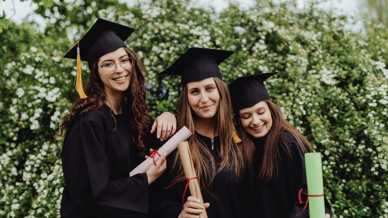 10 Best High School Graduation Gift Ideas for Girls From Parents